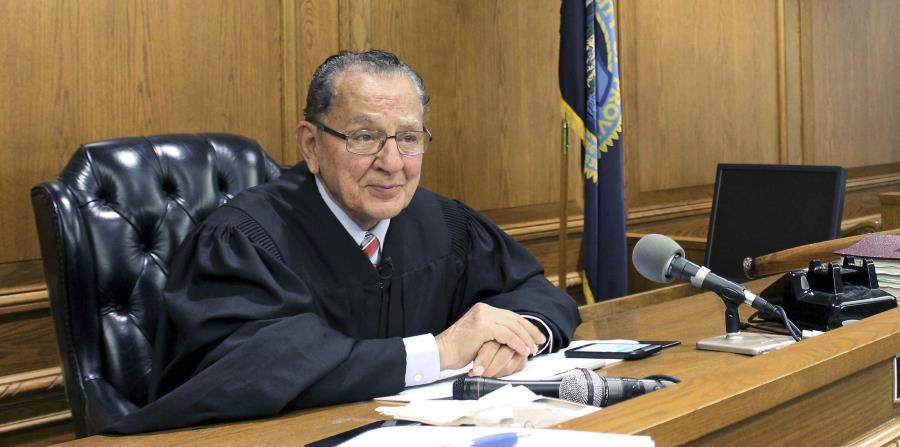 El juez de 80 años que se hace famoso en internet por su bondad | El ...